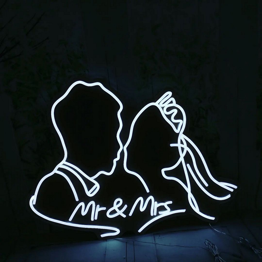 Mr and mrs neon wedding sign photos - Weddingsavor.com